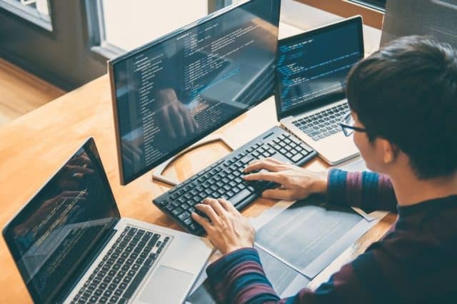 En quoi consiste le métier de développeur web ? - Intronaut En quoi consiste le métier de développeur web ? - Intronaut